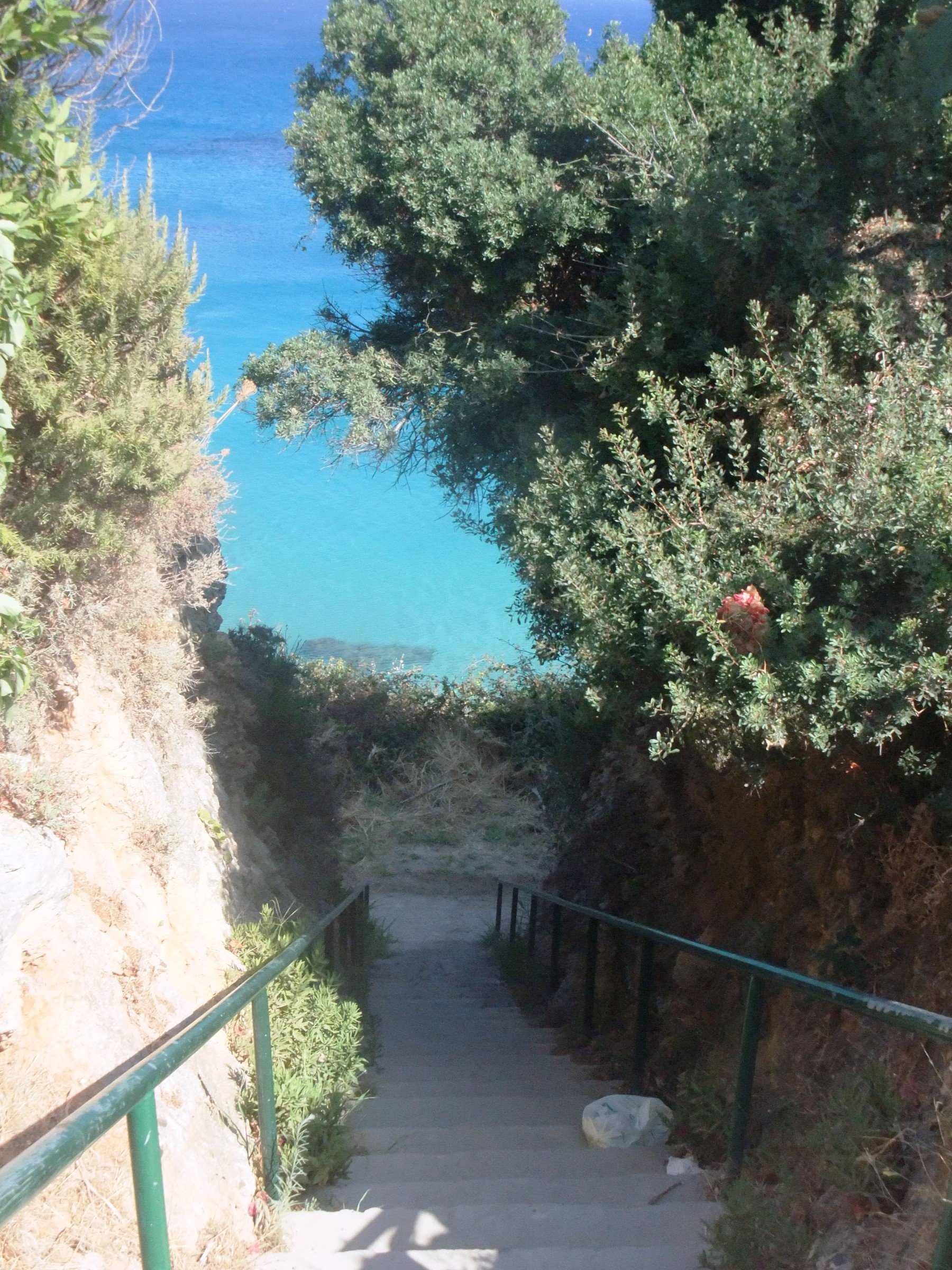 Ας χαμηλώναν τα βουνά, να 'βλεπα το Λεβάντε, να 'βλεπα την Κεφαλονιά ...