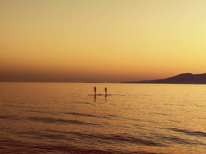 Δημοσκόπηση στο ηλιοβασίλεμα | πιτσιρίκος
