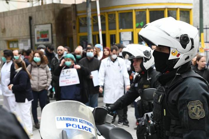 Στην διάρκεια της καραντίνας, ήρωες ήταν οι γιατροί, τώρα είναι ήρωες ...